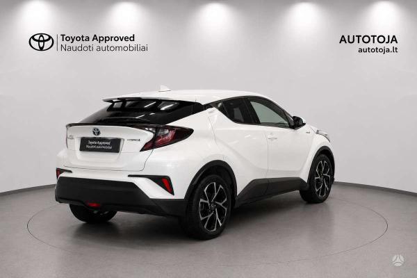 White Toyota C-HR 2020 in Kaunas, with an engine capacity of 1.80 L and mileage of 114 thousand km for 20900 €, photo 2 on AUTOMOTO.COM.LV