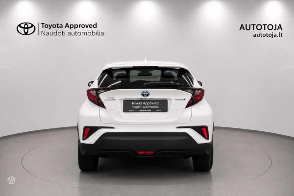 White Toyota C-HR 2020 in Kaunas, with an engine capacity of 1.80 L and mileage of 114 thousand km for 20900 €, photo 3 on AUTOMOTO.COM.LV
