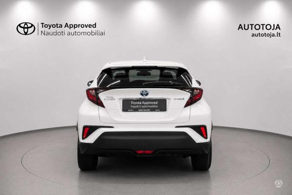 White Toyota C-HR 2020 in Kaunas, with an engine capacity of 1.80 L and mileage of 114 thousand km for 20900 €, photo 4 on AUTOMOTO.COM.LV