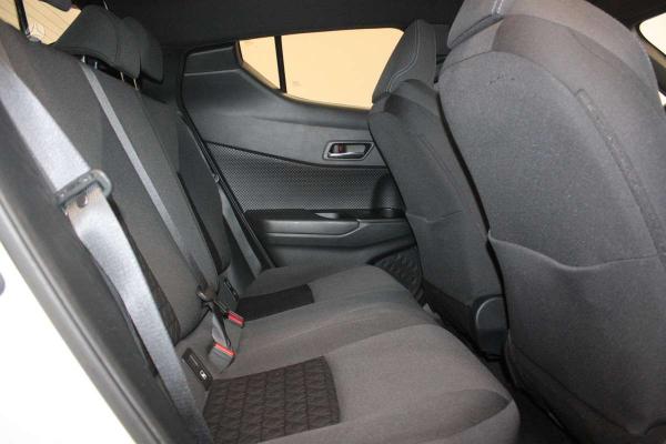 White Toyota C-HR 2020 in Kaunas, with an engine capacity of 1.80 L and mileage of 114 thousand km for 20900 €, photo 7 on AUTOMOTO.COM.LV