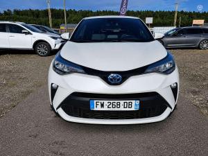 White Toyota C-HR 2020 in Vilnius, with an engine capacity of 1.80 L and mileage of 154 thousand km for 17800 €, photo 4 on AUTOMOTO.COM.LV