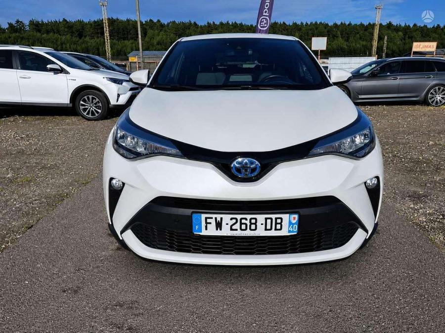White Toyota C-HR 2020 in Vilnius, with an engine capacity of 1.80 L and mileage of 154 thousand km for 17800 €, photo 4 on AUTOMOTO.COM.LV