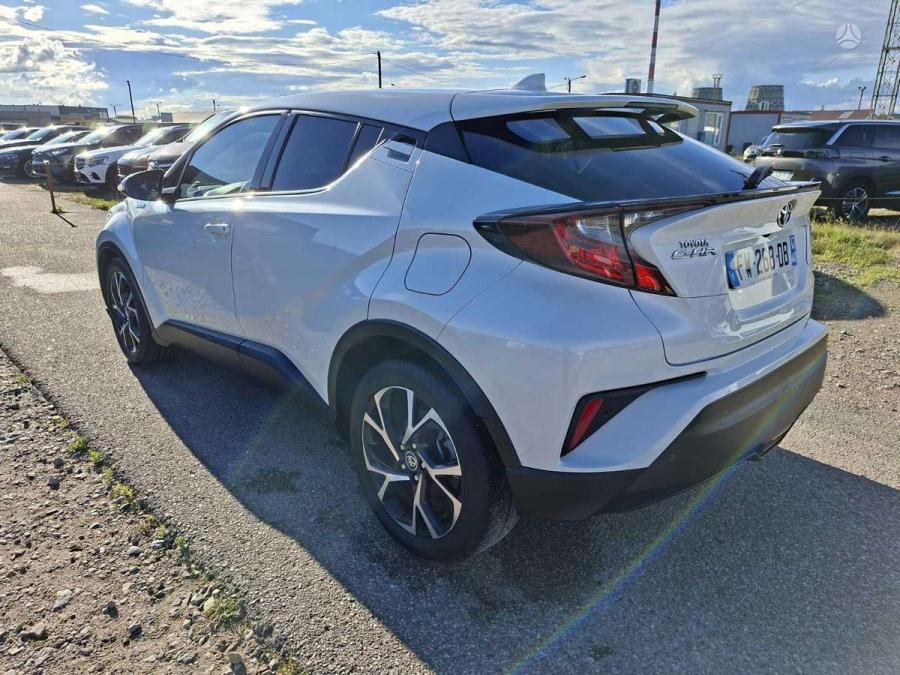 White Toyota C-HR 2020 in Vilnius, with an engine capacity of 1.80 L and mileage of 154 thousand km for 17800 €, photo 7 on AUTOMOTO.COM.LV
