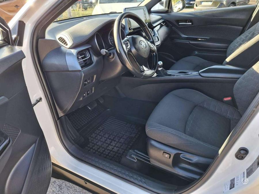 White Toyota C-HR 2020 in Vilnius, with an engine capacity of 1.80 L and mileage of 154 thousand km for 17800 €, photo 8 on AUTOMOTO.COM.LV