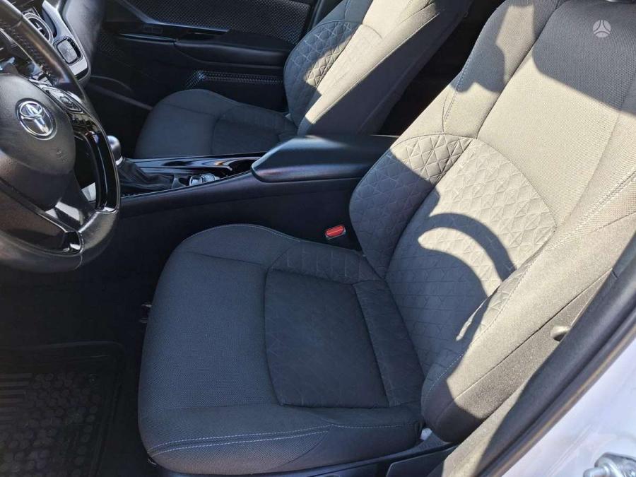 White Toyota C-HR 2020 in Vilnius, with an engine capacity of 1.80 L and mileage of 154 thousand km for 17800 €, photo 9 on AUTOMOTO.COM.LV