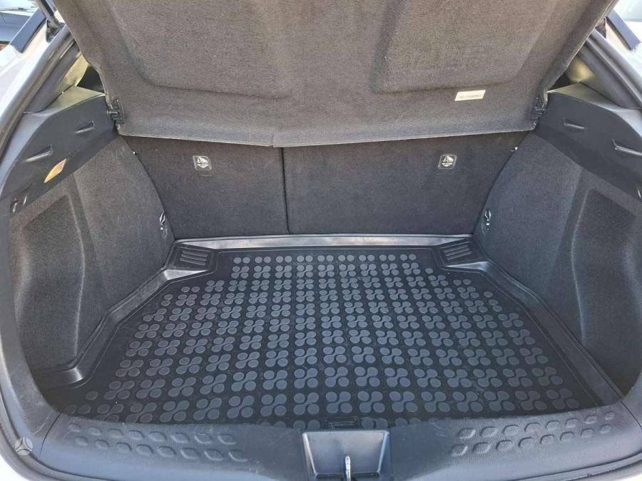 White Toyota C-HR 2020 in Vilnius, with an engine capacity of 1.80 L and mileage of 154 thousand km for 17800 €, photo 13 on AUTOMOTO.COM.LV