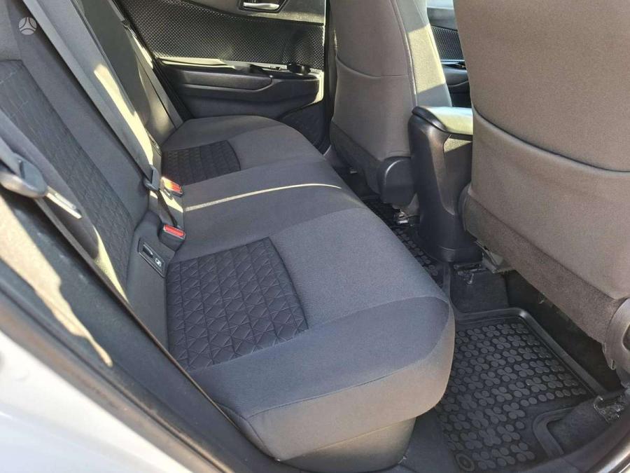 White Toyota C-HR 2020 in Vilnius, with an engine capacity of 1.80 L and mileage of 154 thousand km for 17800 €, photo 14 on AUTOMOTO.COM.LV