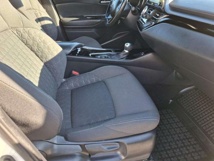 White Toyota C-HR 2020 in Vilnius, with an engine capacity of 1.80 L and mileage of 154 thousand km for 17800 €, photo 15 on AUTOMOTO.COM.LV