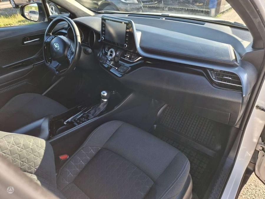 White Toyota C-HR 2020 in Vilnius, with an engine capacity of 1.80 L and mileage of 154 thousand km for 17800 €, photo 16 on AUTOMOTO.COM.LV