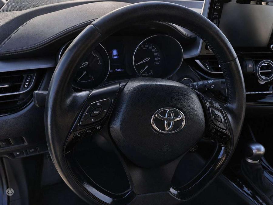 White Toyota C-HR 2020 in Vilnius, with an engine capacity of 1.80 L and mileage of 154 thousand km for 17800 €, photo 19 on AUTOMOTO.COM.LV