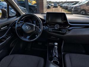 White Toyota C-HR 2020 in Vilnius, with an engine capacity of 1.80 L and mileage of 154 thousand km for 17800 €, photo 20 on AUTOMOTO.COM.LV