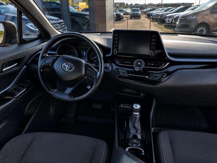 White Toyota C-HR 2020 in Vilnius, with an engine capacity of 1.80 L and mileage of 154 thousand km for 17800 €, photo 20 on AUTOMOTO.COM.LV
