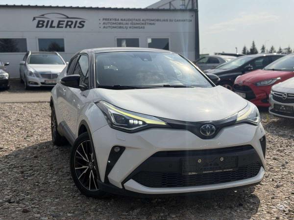 White Toyota C-HR 2020 in Utena, with an engine capacity of 1.80 L and mileage of 270 thousand km for 14990 €, photo 1 on AUTOMOTO.COM.LV