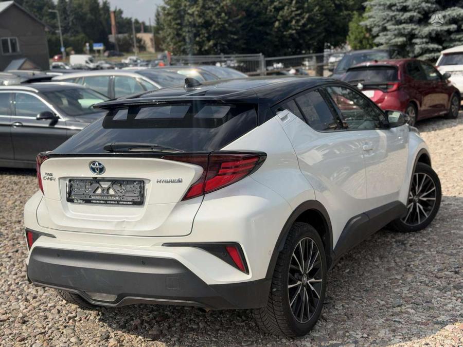 White Toyota C-HR 2020 in Utena, with an engine capacity of 1.80 L and mileage of 270 thousand km for 14990 €, photo 3 on AUTOMOTO.COM.LV