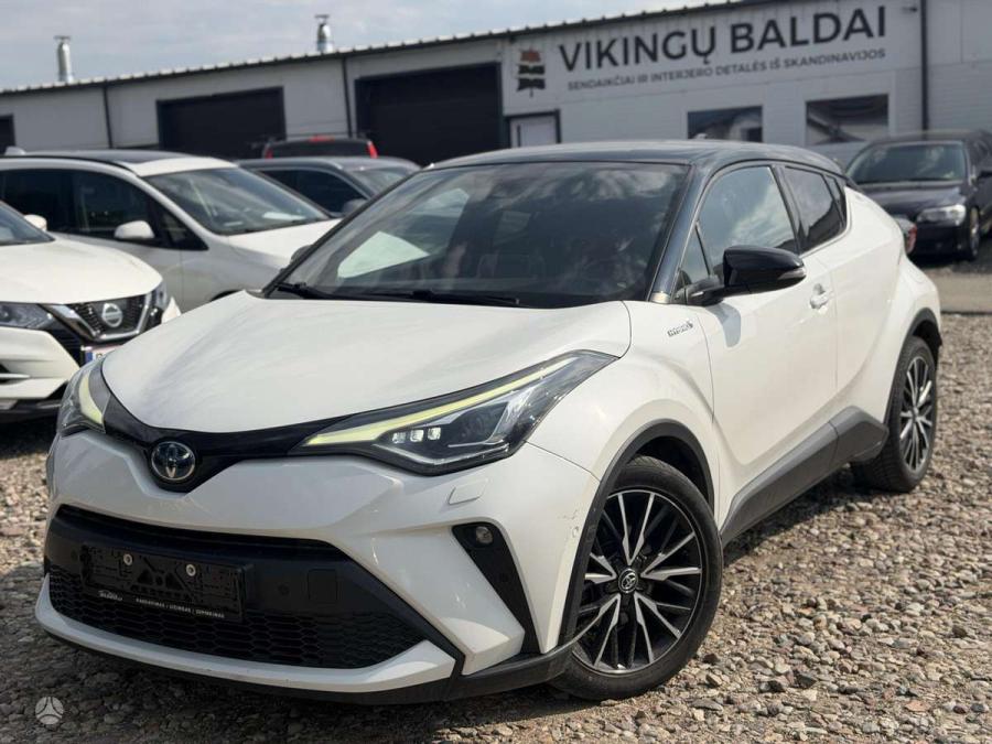 White Toyota C-HR 2020 in Utena, with an engine capacity of 1.80 L and mileage of 270 thousand km for 14990 €, photo 4 on AUTOMOTO.COM.LV
