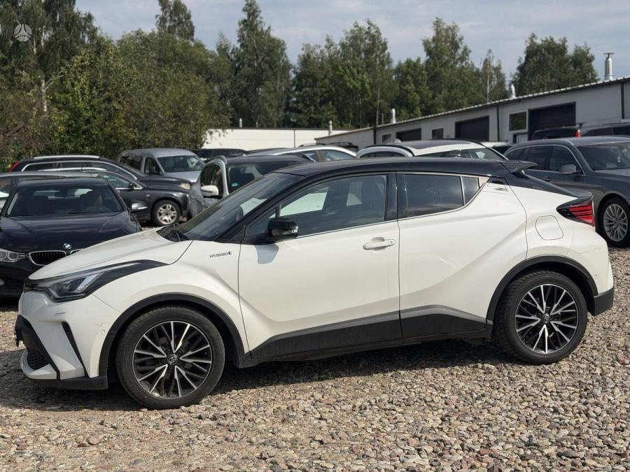 White Toyota C-HR 2020 in Utena, with an engine capacity of 1.80 L and mileage of 270 thousand km for 14990 €, photo 6 on AUTOMOTO.COM.LV
