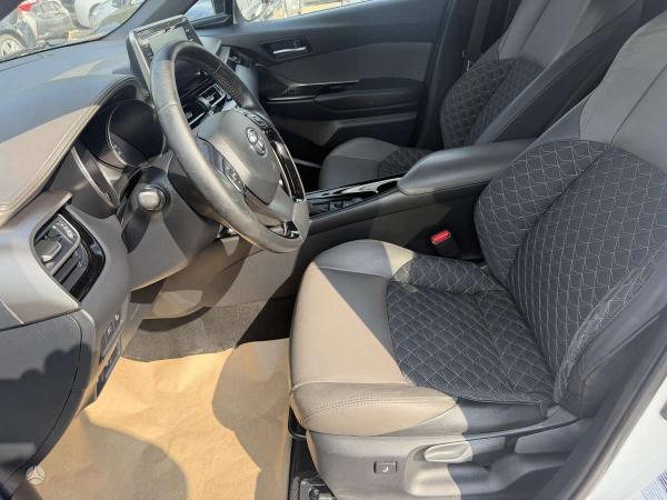White Toyota C-HR 2020 in Utena, with an engine capacity of 1.80 L and mileage of 270 thousand km for 14990 €, photo 7 on AUTOMOTO.COM.LV