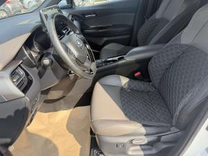 White Toyota C-HR 2020 in Utena, with an engine capacity of 1.80 L and mileage of 270 thousand km for 14990 €, photo 8 on AUTOMOTO.COM.LV