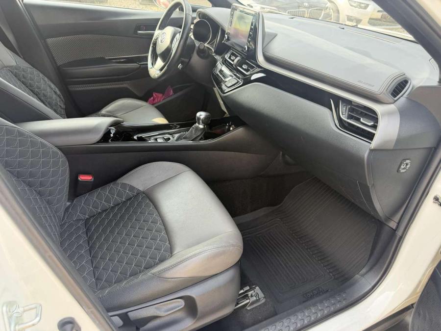 White Toyota C-HR 2020 in Utena, with an engine capacity of 1.80 L and mileage of 270 thousand km for 14990 €, photo 9 on AUTOMOTO.COM.LV