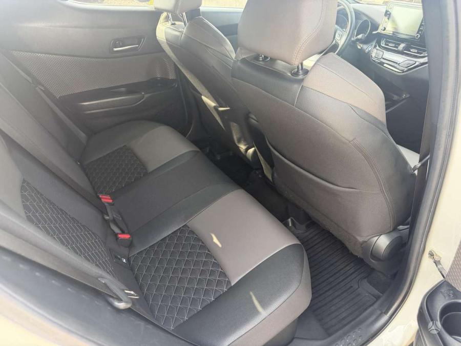 White Toyota C-HR 2020 in Utena, with an engine capacity of 1.80 L and mileage of 270 thousand km for 14990 €, photo 11 on AUTOMOTO.COM.LV
