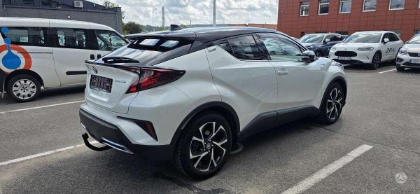 Balts Toyota C-HR 2020 Viļņa, ar dzinēja tilpumu 1.99 L un nobraukumu 70 tūkst. km par 24750 €, foto 4 vietnē AUTOMOTO.COM.LV