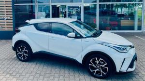White Toyota C-HR 2020 in Vilnius, with an engine capacity of 1.80 L and mileage of 100 thousand km for 17500 €, photo 3 on AUTOMOTO.COM.LV