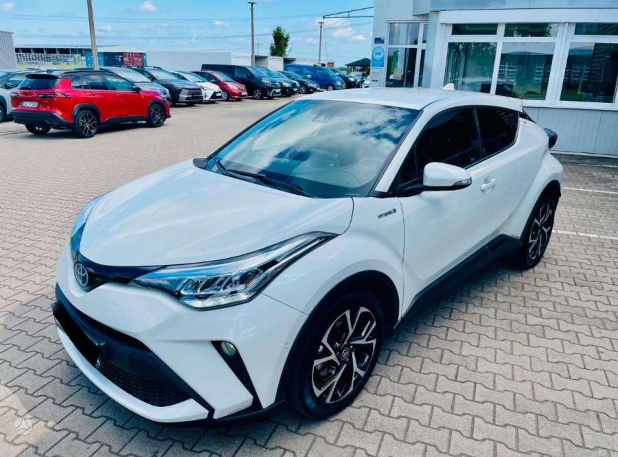 White Toyota C-HR 2020 in Vilnius, with an engine capacity of 1.80 L and mileage of 100 thousand km for 17500 €, photo 5 on AUTOMOTO.COM.LV