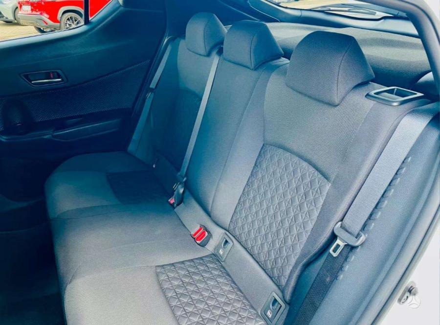 White Toyota C-HR 2020 in Vilnius, with an engine capacity of 1.80 L and mileage of 100 thousand km for 17500 €, photo 8 on AUTOMOTO.COM.LV