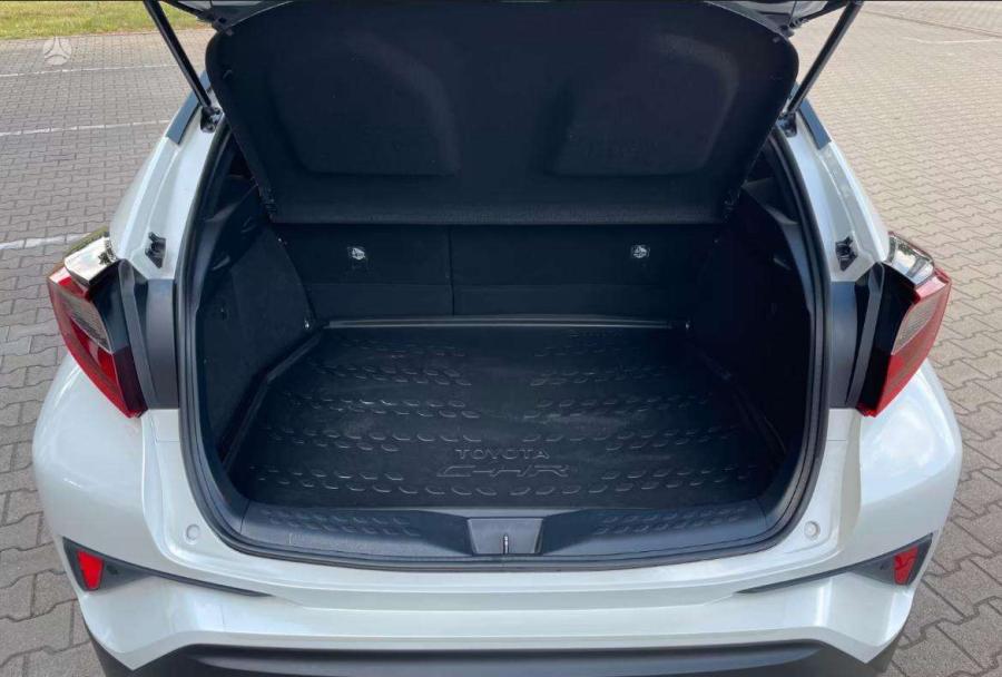 White Toyota C-HR 2020 in Vilnius, with an engine capacity of 1.80 L and mileage of 100 thousand km for 17500 €, photo 9 on AUTOMOTO.COM.LV