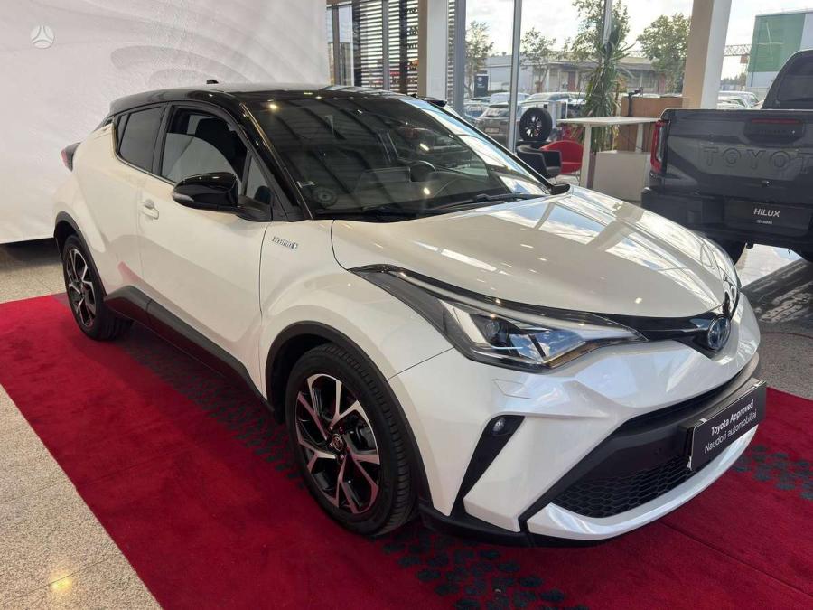 White Toyota C-HR 2020 in Siauliai, with an engine capacity of 1.80 L and mileage of 52 thousand km for 21300 €, photo 3 on AUTOMOTO.COM.LV