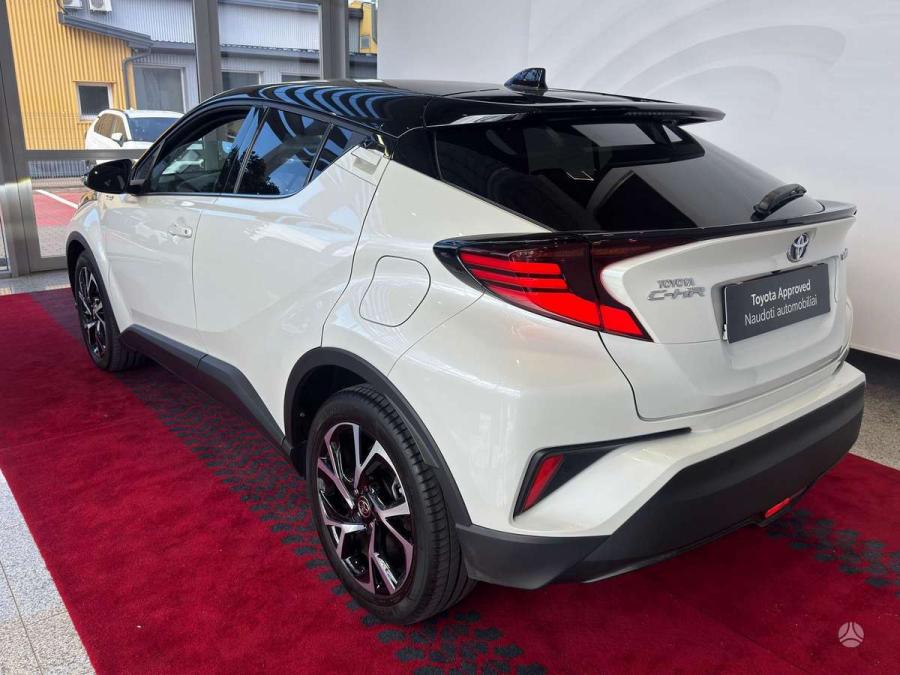 White Toyota C-HR 2020 in Siauliai, with an engine capacity of 1.80 L and mileage of 52 thousand km for 21300 €, photo 5 on AUTOMOTO.COM.LV