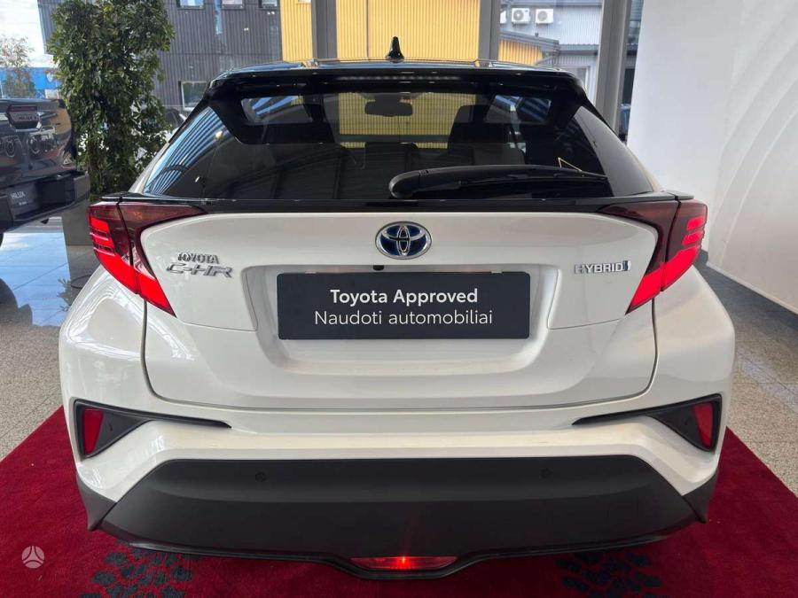 White Toyota C-HR 2020 in Siauliai, with an engine capacity of 1.80 L and mileage of 52 thousand km for 21300 €, photo 7 on AUTOMOTO.COM.LV