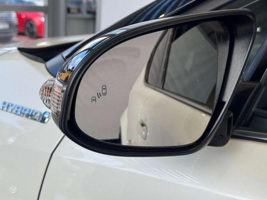 White Toyota C-HR 2020 in Siauliai, with an engine capacity of 1.80 L and mileage of 52 thousand km for 21300 €, photo 9 on AUTOMOTO.COM.LV
