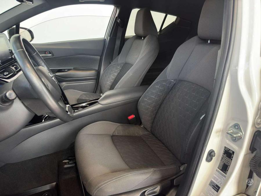 White Toyota C-HR 2020 in Siauliai, with an engine capacity of 1.80 L and mileage of 52 thousand km for 21300 €, photo 13 on AUTOMOTO.COM.LV