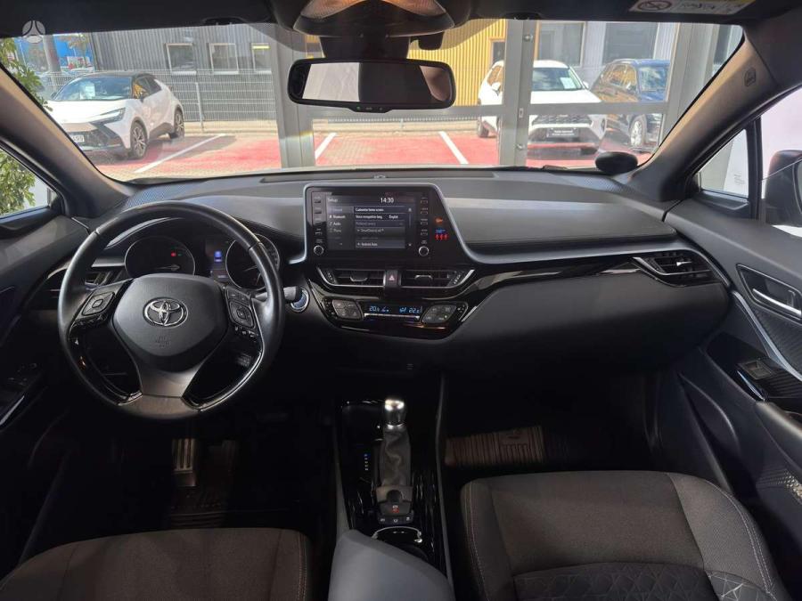 White Toyota C-HR 2020 in Siauliai, with an engine capacity of 1.80 L and mileage of 52 thousand km for 21300 €, photo 14 on AUTOMOTO.COM.LV