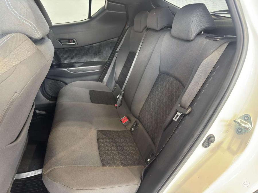 White Toyota C-HR 2020 in Siauliai, with an engine capacity of 1.80 L and mileage of 52 thousand km for 21300 €, photo 22 on AUTOMOTO.COM.LV