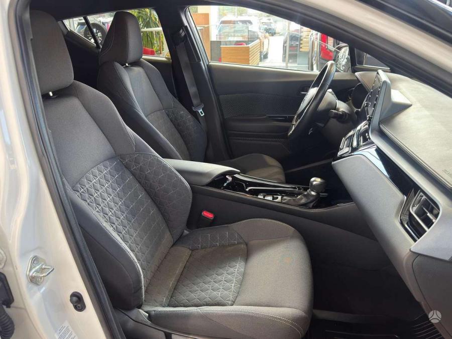 White Toyota C-HR 2020 in Siauliai, with an engine capacity of 1.80 L and mileage of 52 thousand km for 21300 €, photo 24 on AUTOMOTO.COM.LV