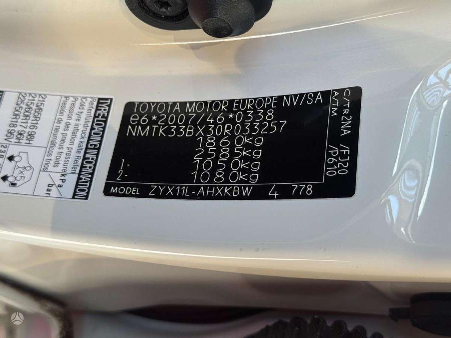 White Toyota C-HR 2020 in Siauliai, with an engine capacity of 1.80 L and mileage of 52 thousand km for 21300 €, photo 26 on AUTOMOTO.COM.LV