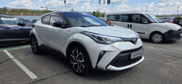 Toyota C-HR 2020 in Vilnius on AUTOMOTO.COM.LV White Toyota C-HR 2020 in Vilnius, with an engine capacity of 1.99 L and mileage of 70 thousand km for 23650 €, photo 4 on AUTOMOTO.COM.LV