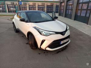 White Toyota C-HR 2020 in Panevezys, with an engine capacity of 1.80 L and mileage of 125 thousand km for 18500 €, photo  on AUTOMOTO.COM.LV