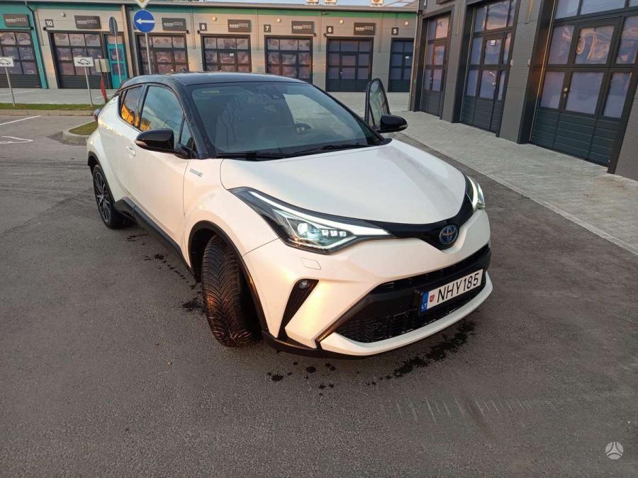 Белый Тойота C-HR 2020 в Паневежис, объемом двигателя 1.80 л и пробегом 125 тыс. км за 18500 €, фото 1 на AUTOMOTO.COM.LV