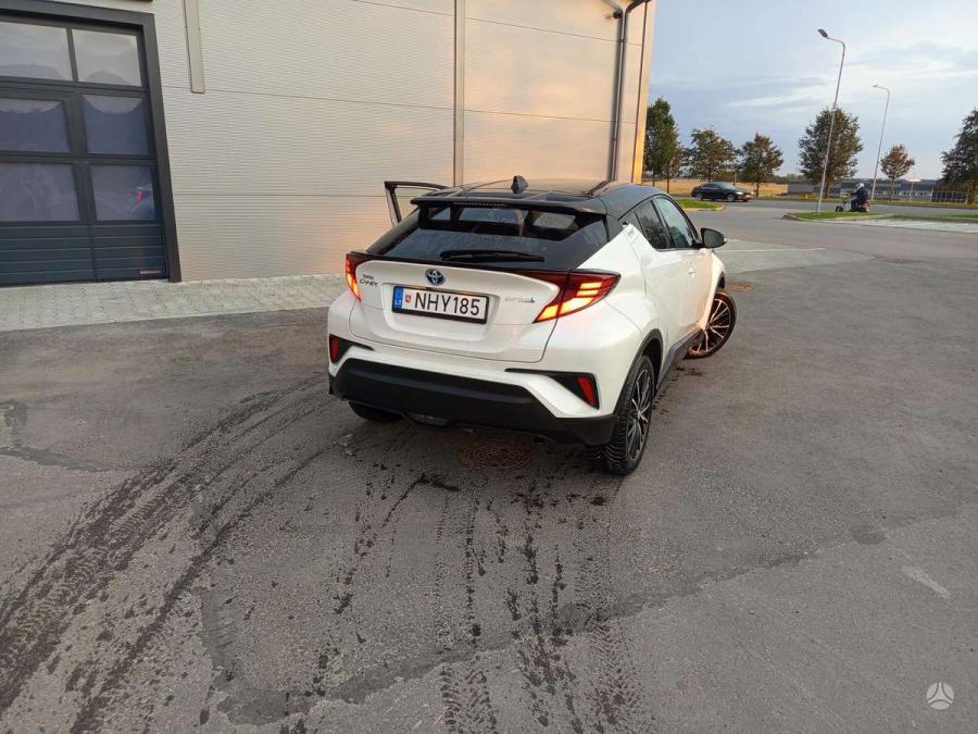 Белый Тойота C-HR 2020 в Паневежис, объемом двигателя 1.80 л и пробегом 125 тыс. км за 18500 €, фото 5 на AUTOMOTO.COM.LV