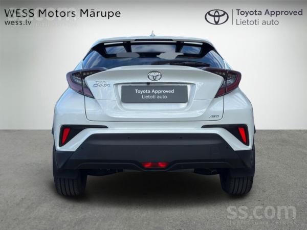 White Toyota C-HR 2020 in Riga, with an engine capacity of 1.20 L and mileage of 183 thousand km for 13590 €, photo 5 on AUTOMOTO.COM.LV