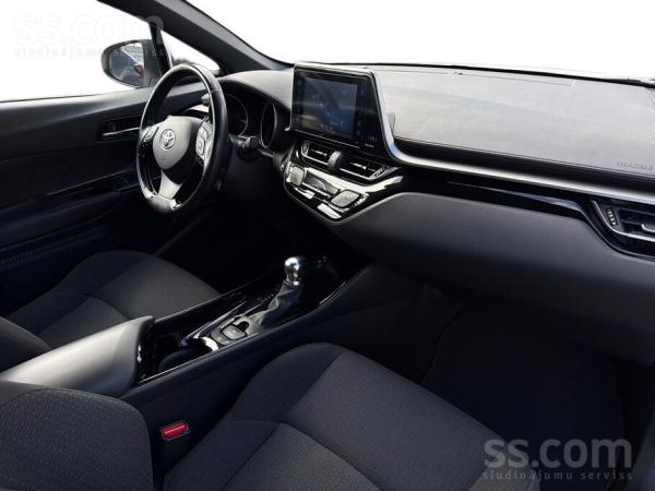White Toyota C-HR 2020 in Riga, with an engine capacity of 1.20 L and mileage of 183 thousand km for 13590 €, photo 7 on AUTOMOTO.COM.LV