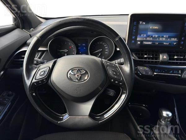 White Toyota C-HR 2020 in Riga, with an engine capacity of 1.20 L and mileage of 183 thousand km for 13590 €, photo 10 on AUTOMOTO.COM.LV