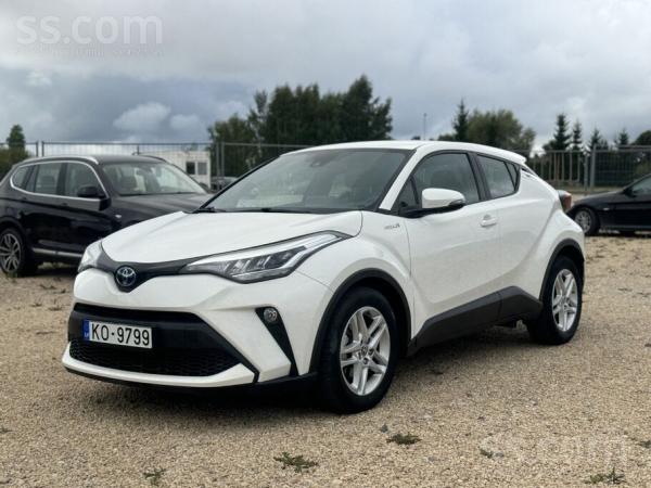 White Toyota C-HR 2020 in Valmiera, with an engine capacity of 1.80 L and mileage of 53 thousand km for 19250 €, photo 1 on AUTOMOTO.COM.LV