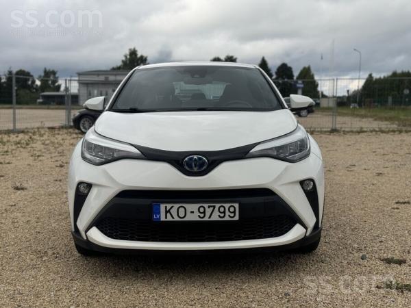 White Toyota C-HR 2020 in Valmiera, with an engine capacity of 1.80 L and mileage of 53 thousand km for 19250 €, photo 3 on AUTOMOTO.COM.LV