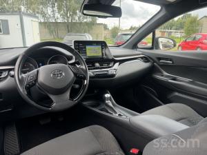Balts Toyota C-HR 2020 Valmiera, ar dzinēja tilpumu 1.80 L un nobraukumu 53 tūkst. km par 19250 €, foto 12 vietnē AUTOMOTO.COM.LV