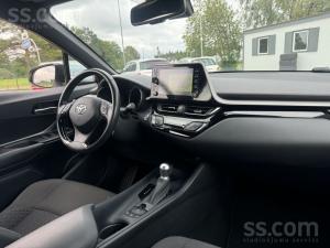 Balts Toyota C-HR 2020 Valmiera, ar dzinēja tilpumu 1.80 L un nobraukumu 53 tūkst. km par 19250 €, foto 14 vietnē AUTOMOTO.COM.LV