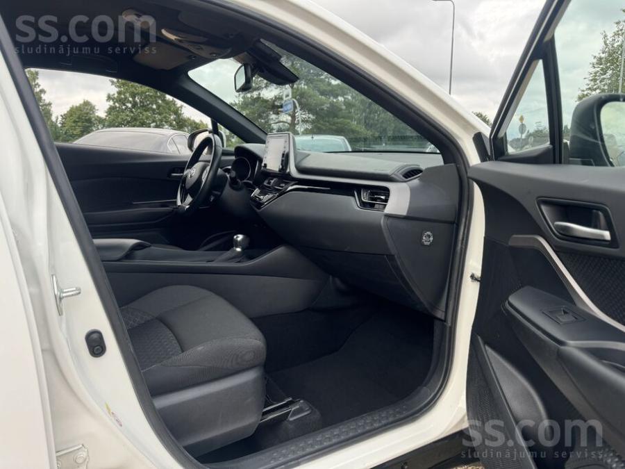Balts Toyota C-HR 2020 Valmiera, ar dzinēja tilpumu 1.80 L un nobraukumu 53 tūkst. km par 19250 €, foto 15 vietnē AUTOMOTO.COM.LV